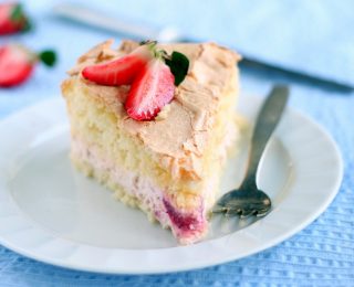 Beseekook vahukoore, maasikate ja biskviidiga • D-kokaraamat